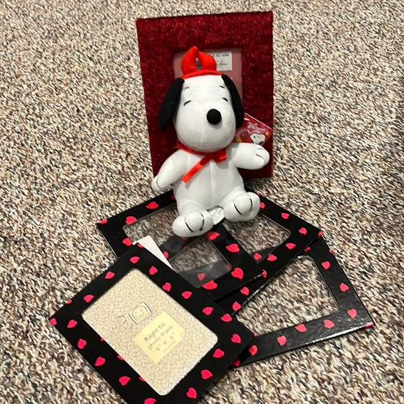 ️VDAY ️ | Other | Vday Set Nwt Snoopy 1 Fuzzy Frame 4 Magnetic Frames ...